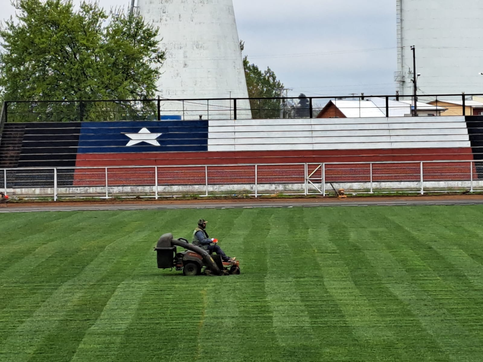 Estadio de Parral - Greenchile, líderes en la producción de pasto en rollo.