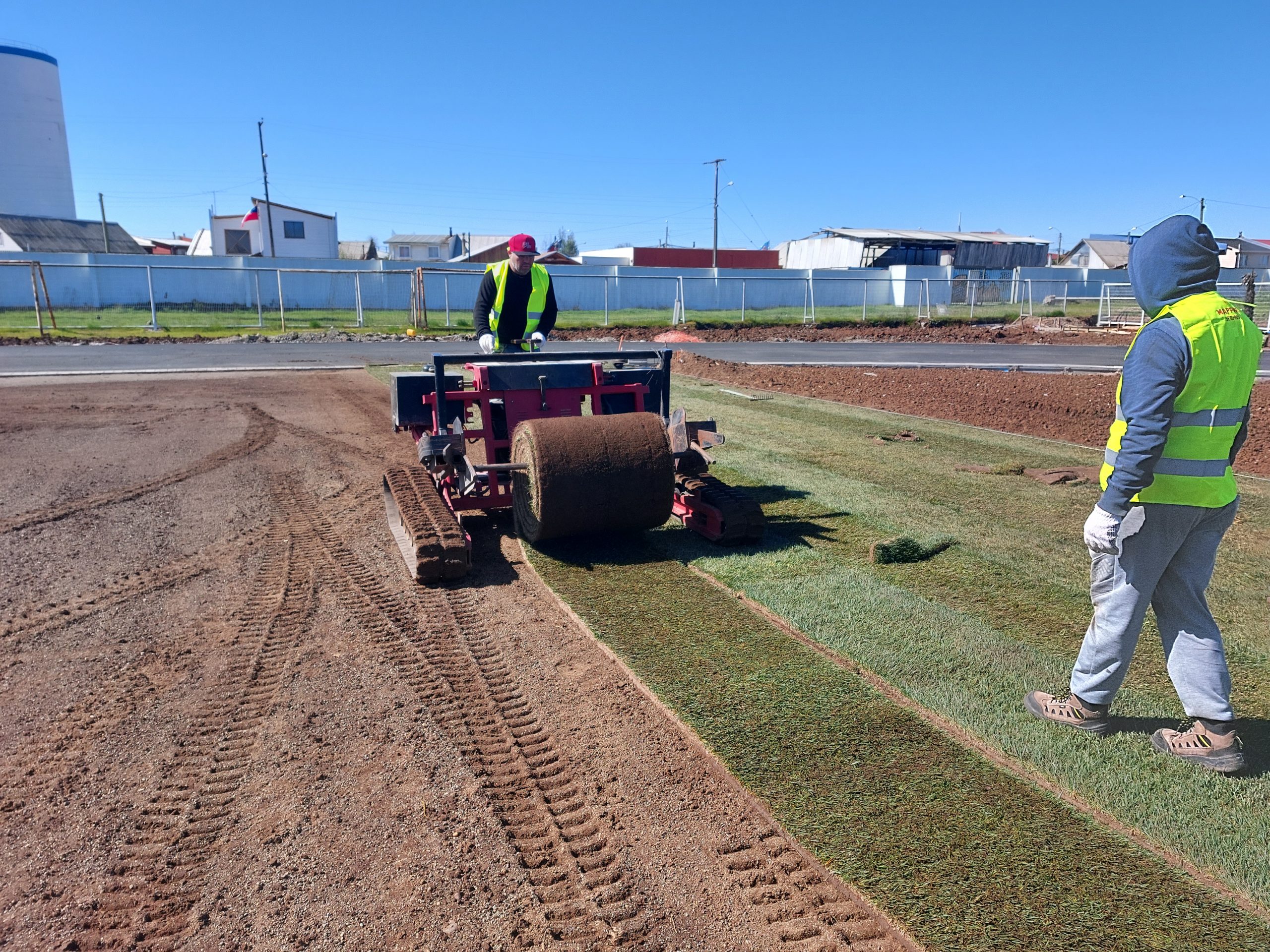 Estadio de Parral - Greenchile, líderes en la producción de pasto en rollo.