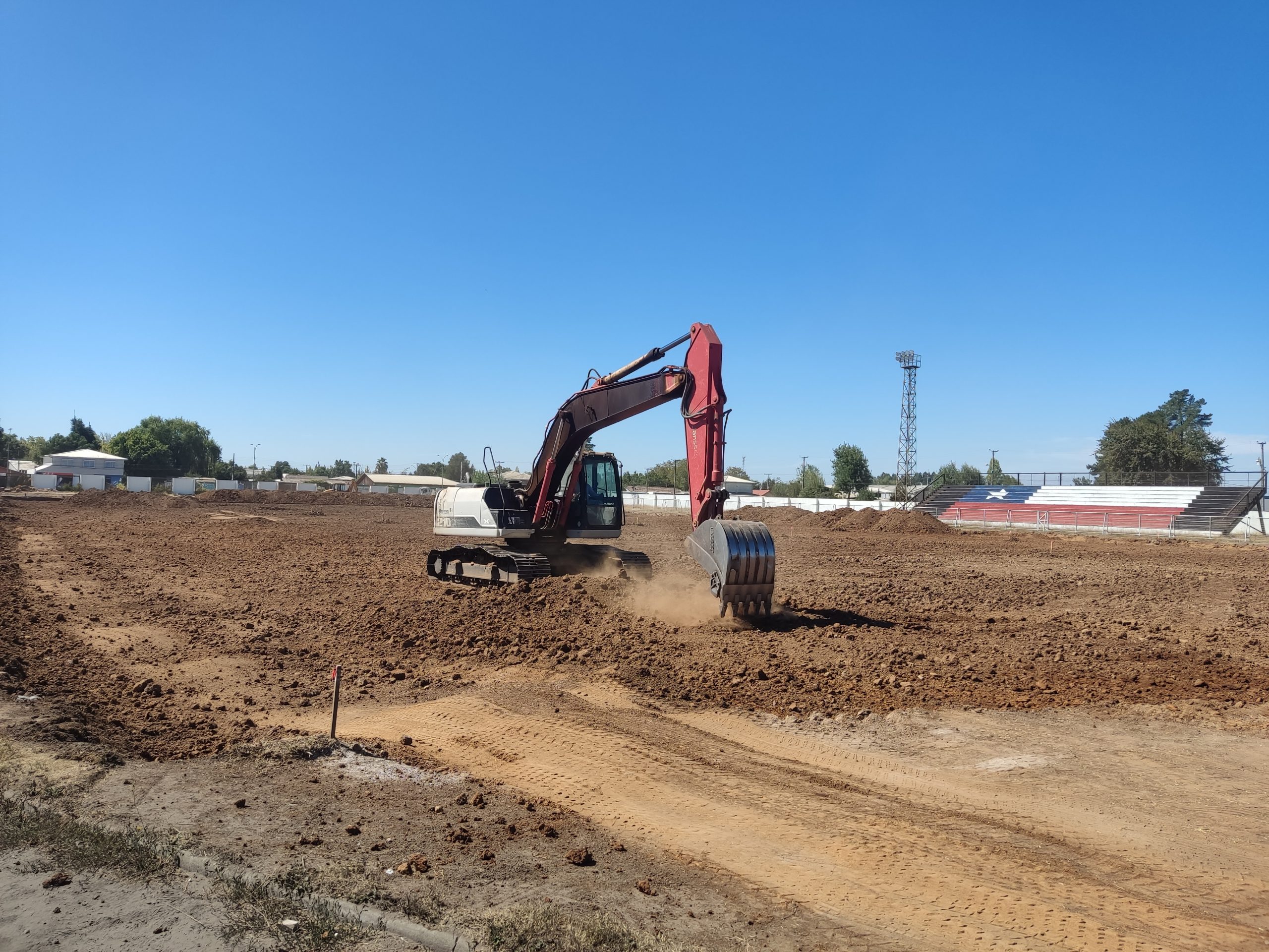 Estadio de Parral - Greenchile, líderes en la producción de pasto en rollo.