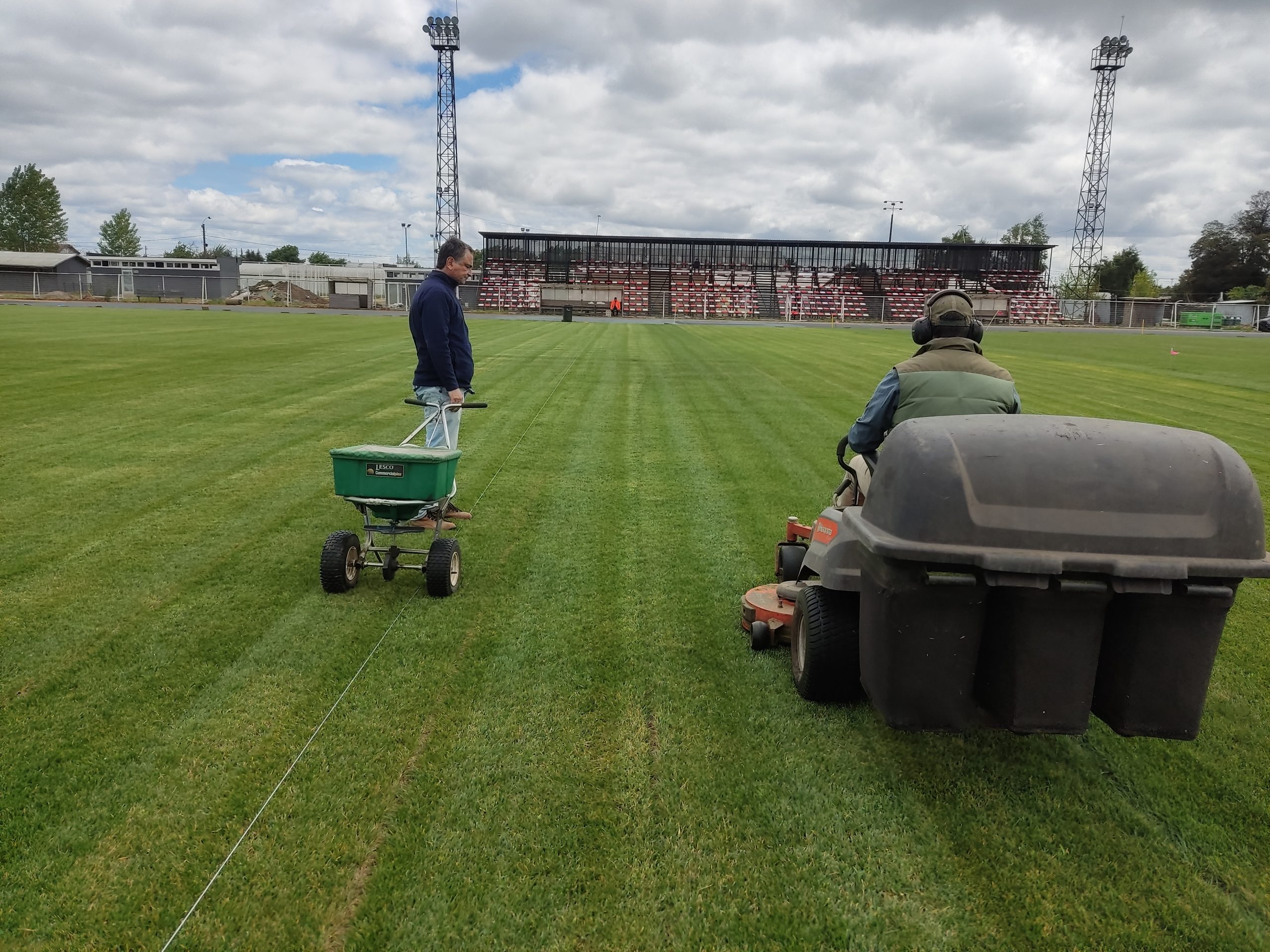 Estadio de Parral - Greenchile, líderes en la producción de pasto en rollo.